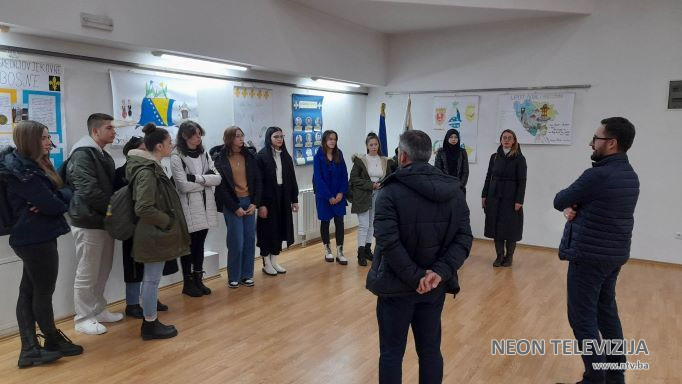 Saradnja BKC-a i MSŠ Kalesija: Postavljena izložba posvećena Danu državnosti – NEON Televizija